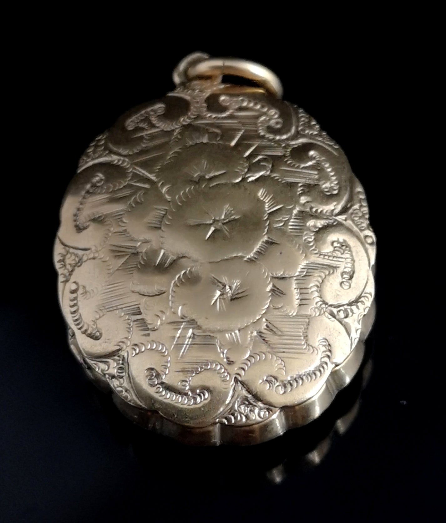 Antique Victorian Pinchbeck mourning locket – StolenAttic