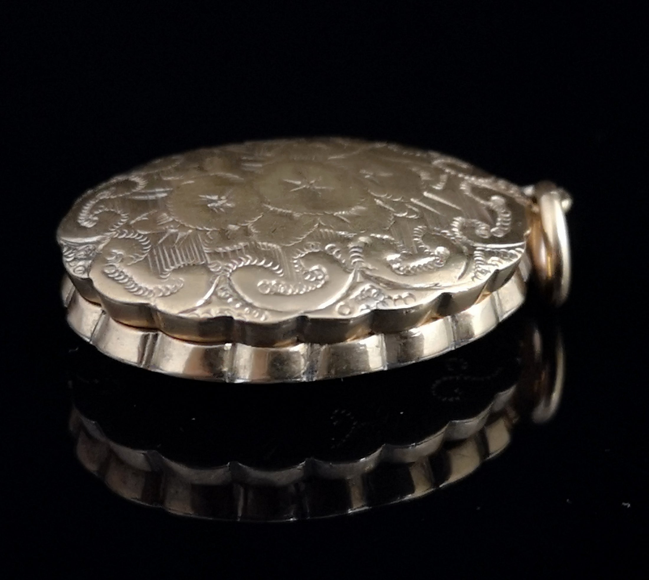 Antique Victorian Pinchbeck mourning locket – StolenAttic