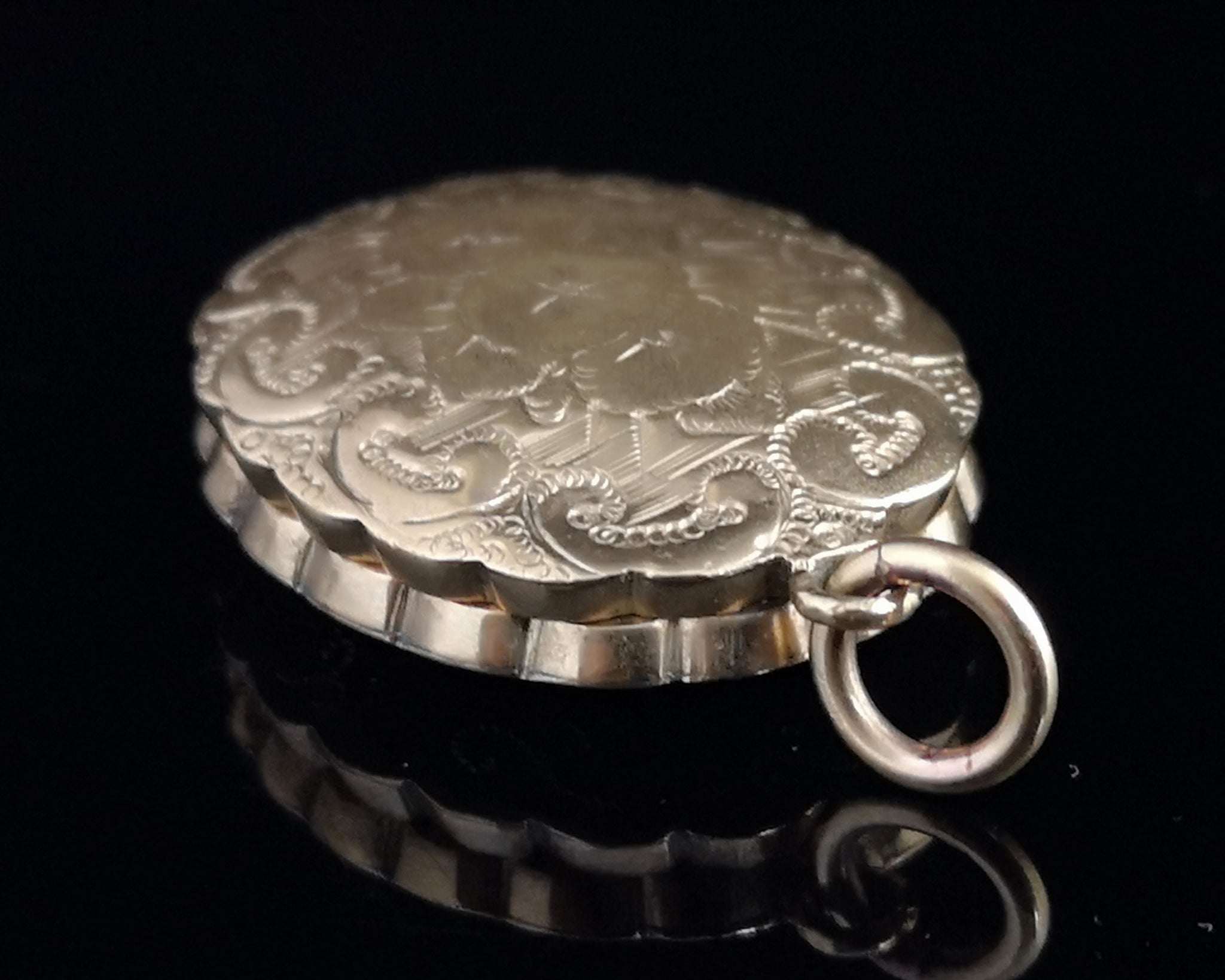 Antique Victorian Pinchbeck mourning locket – StolenAttic