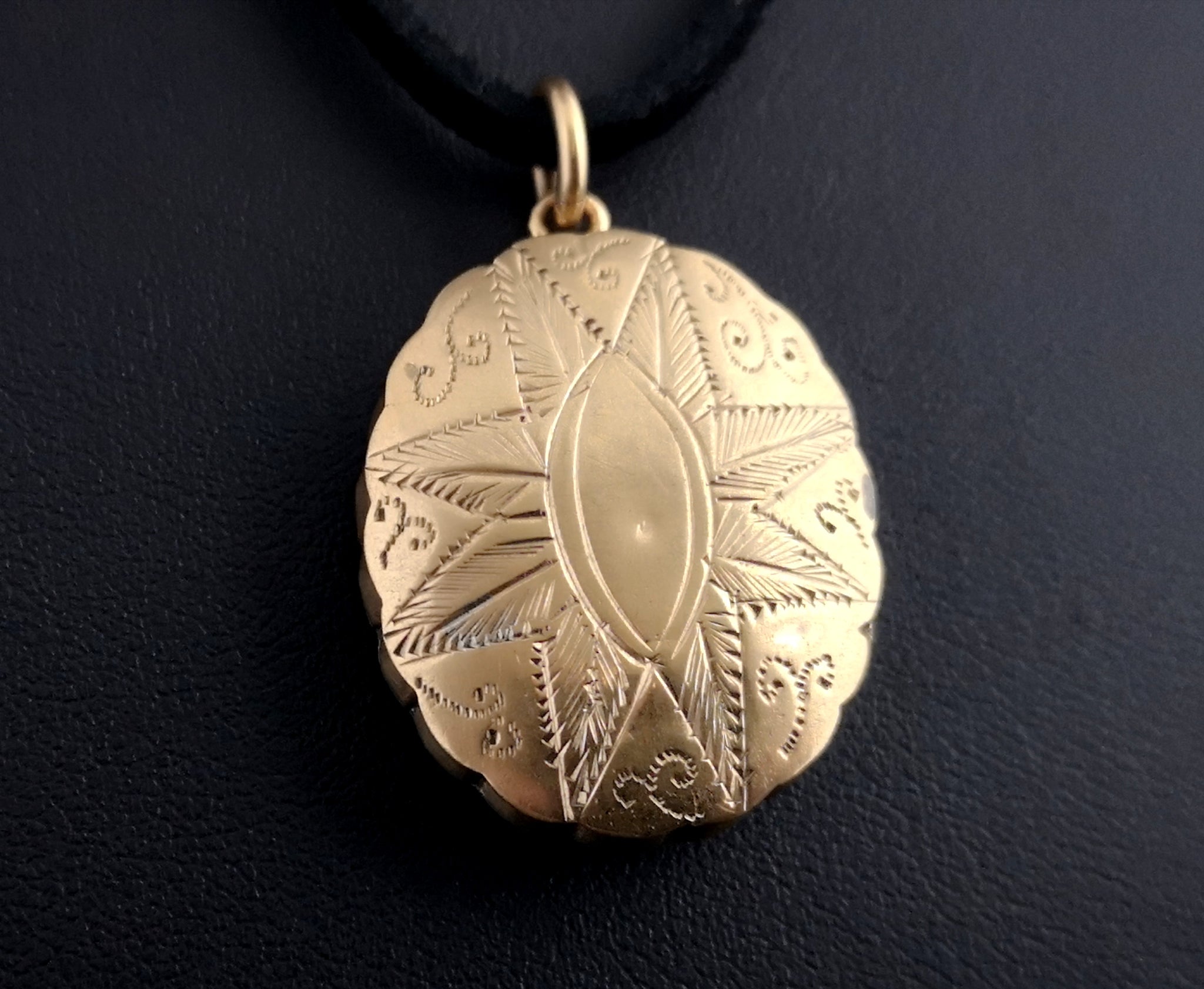 Antique Victorian Pinchbeck mourning locket – StolenAttic