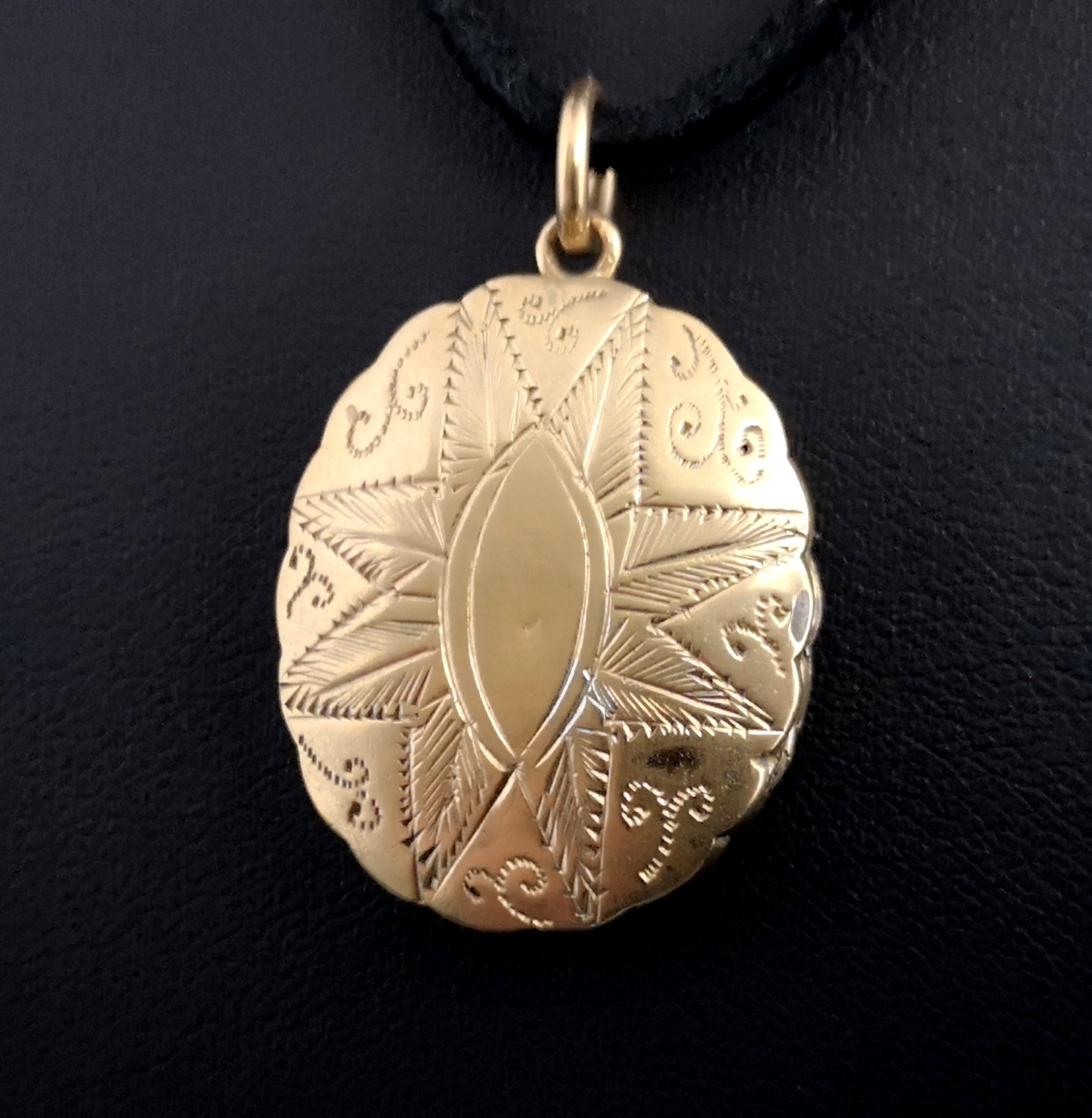 Antique Victorian Pinchbeck mourning locket – StolenAttic