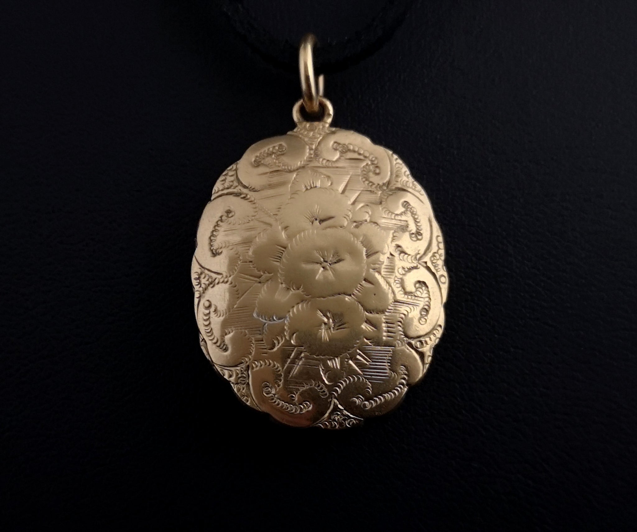 Antique Victorian Pinchbeck mourning locket – StolenAttic