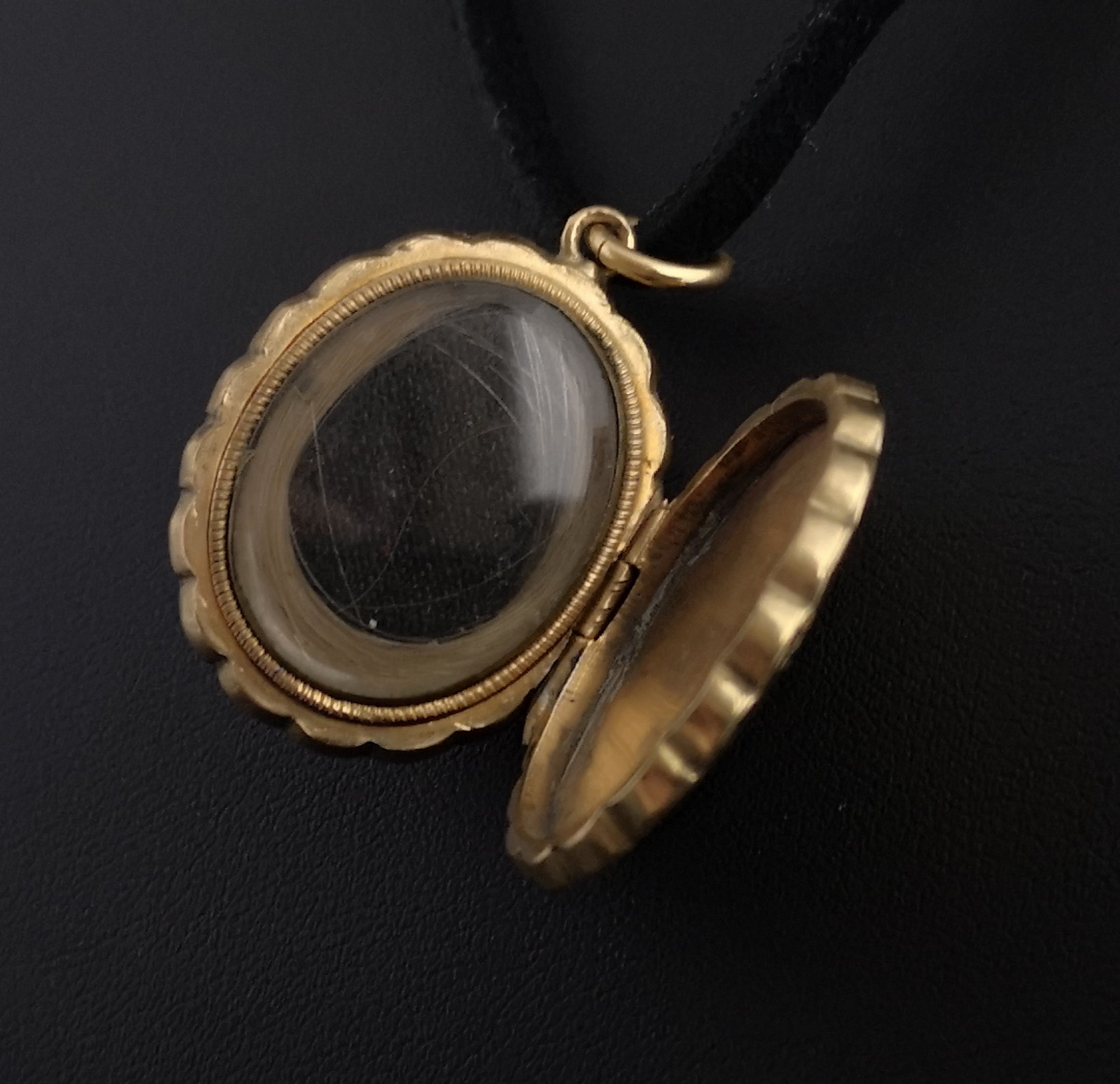 Antique Victorian Pinchbeck mourning locket – StolenAttic