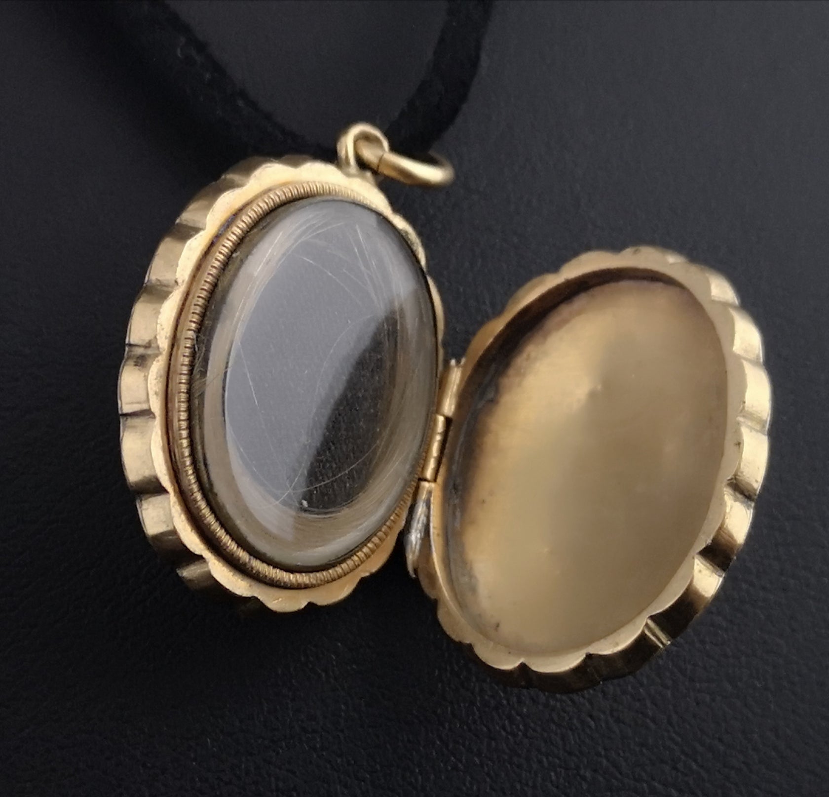Antique Victorian Pinchbeck mourning locket – StolenAttic