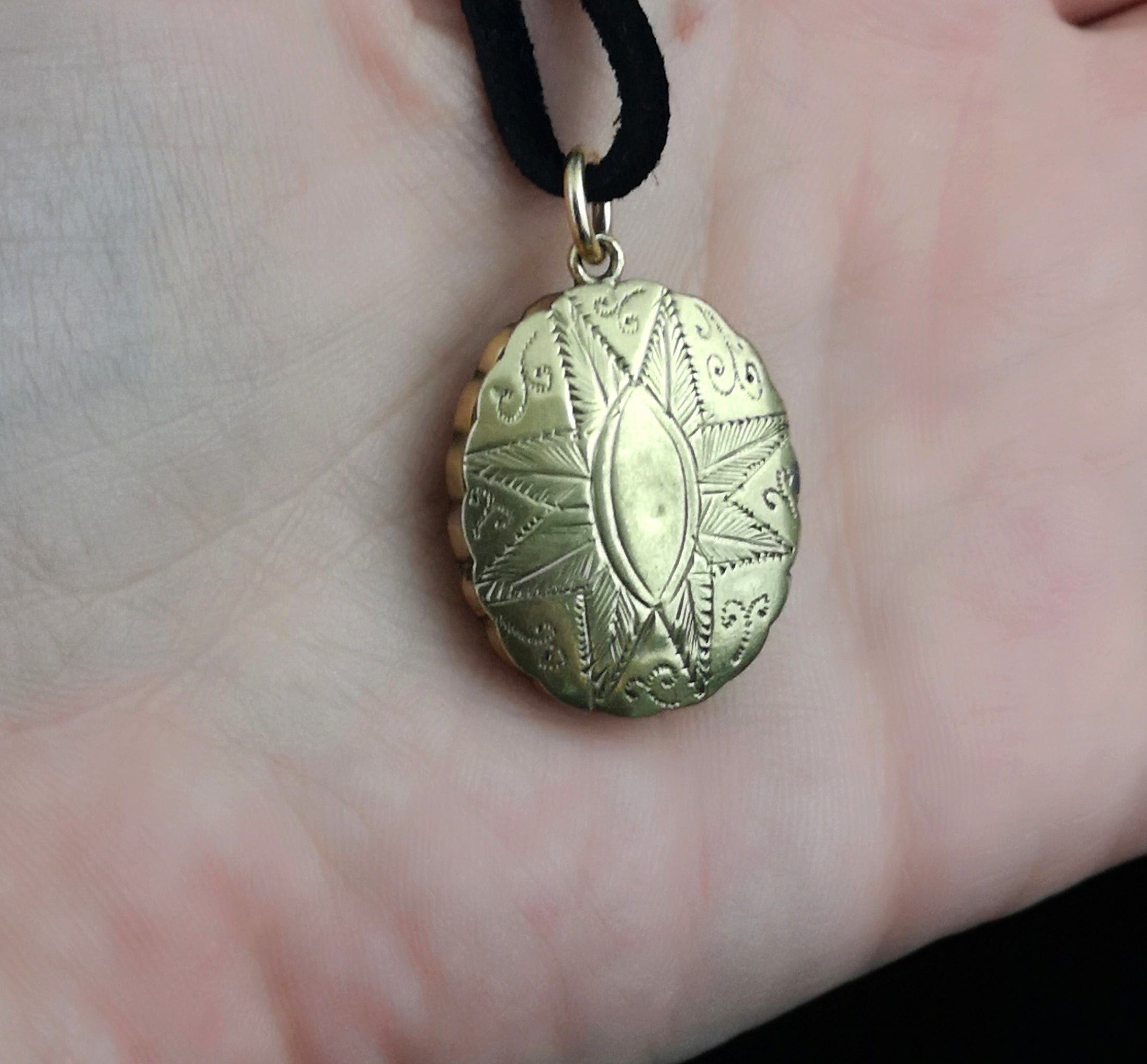 Antique Victorian Pinchbeck mourning locket – StolenAttic